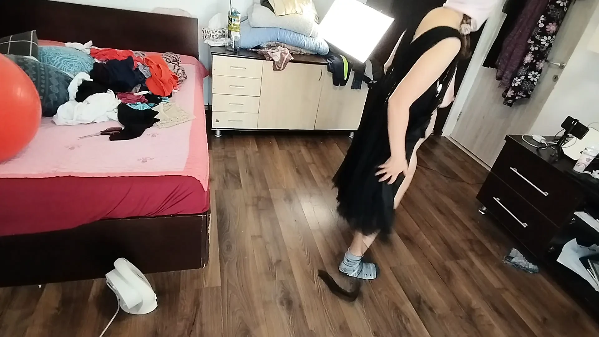 Amateur Woman Has Fun Trying On Clothes And Cutting Them Fetish 1336