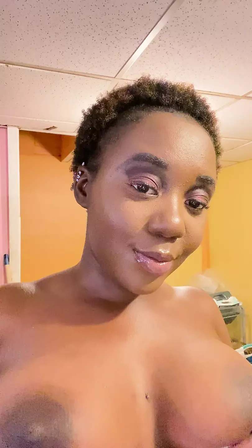 Actriz de ébano de pelo corto, rapper, modelo, creador de contenido para adultos, onlyfans girl ...