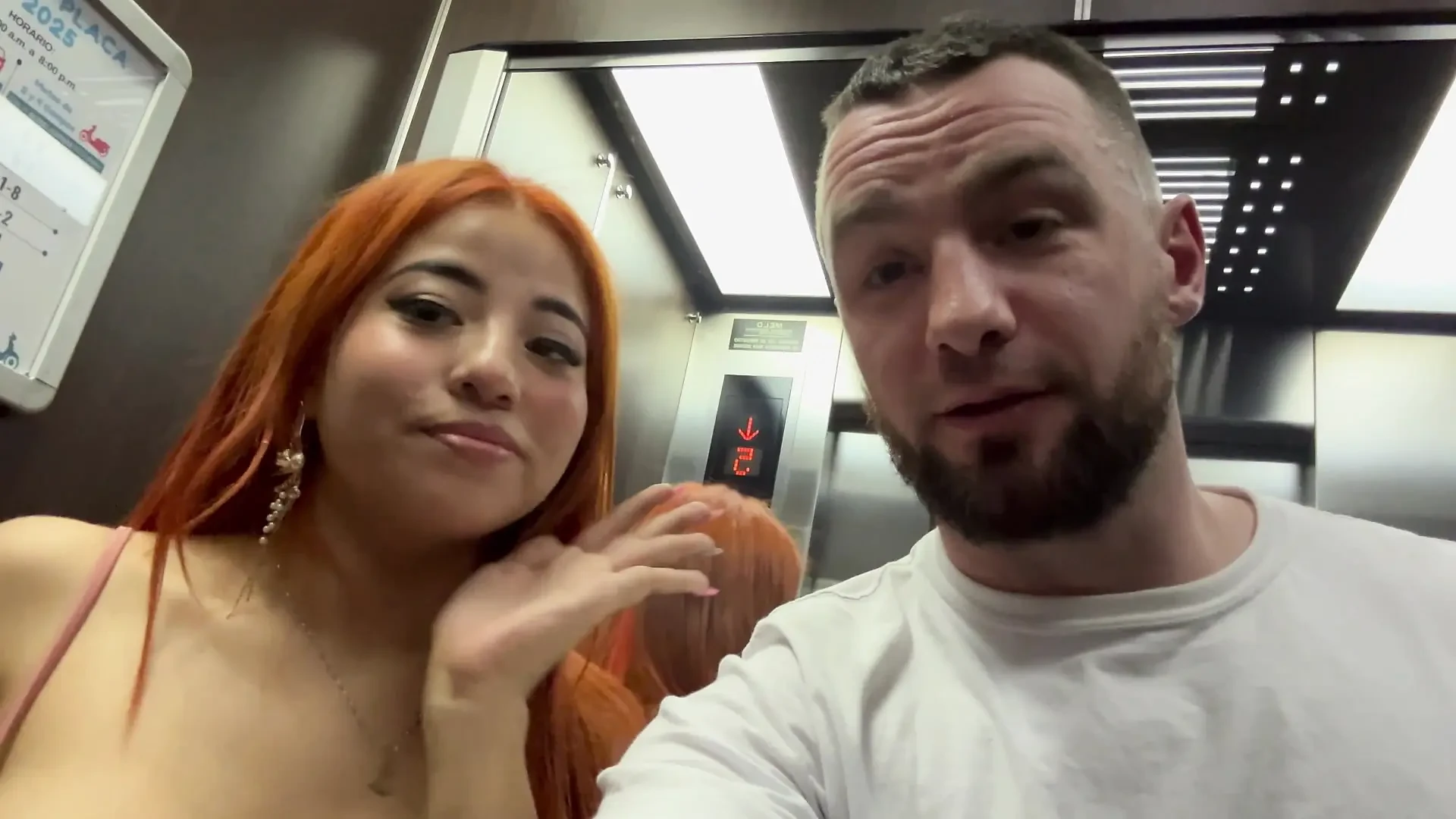 Une Rousse Latina Sexy Aux Seins Parfaits Et Aux Toils Blancs Fait Un