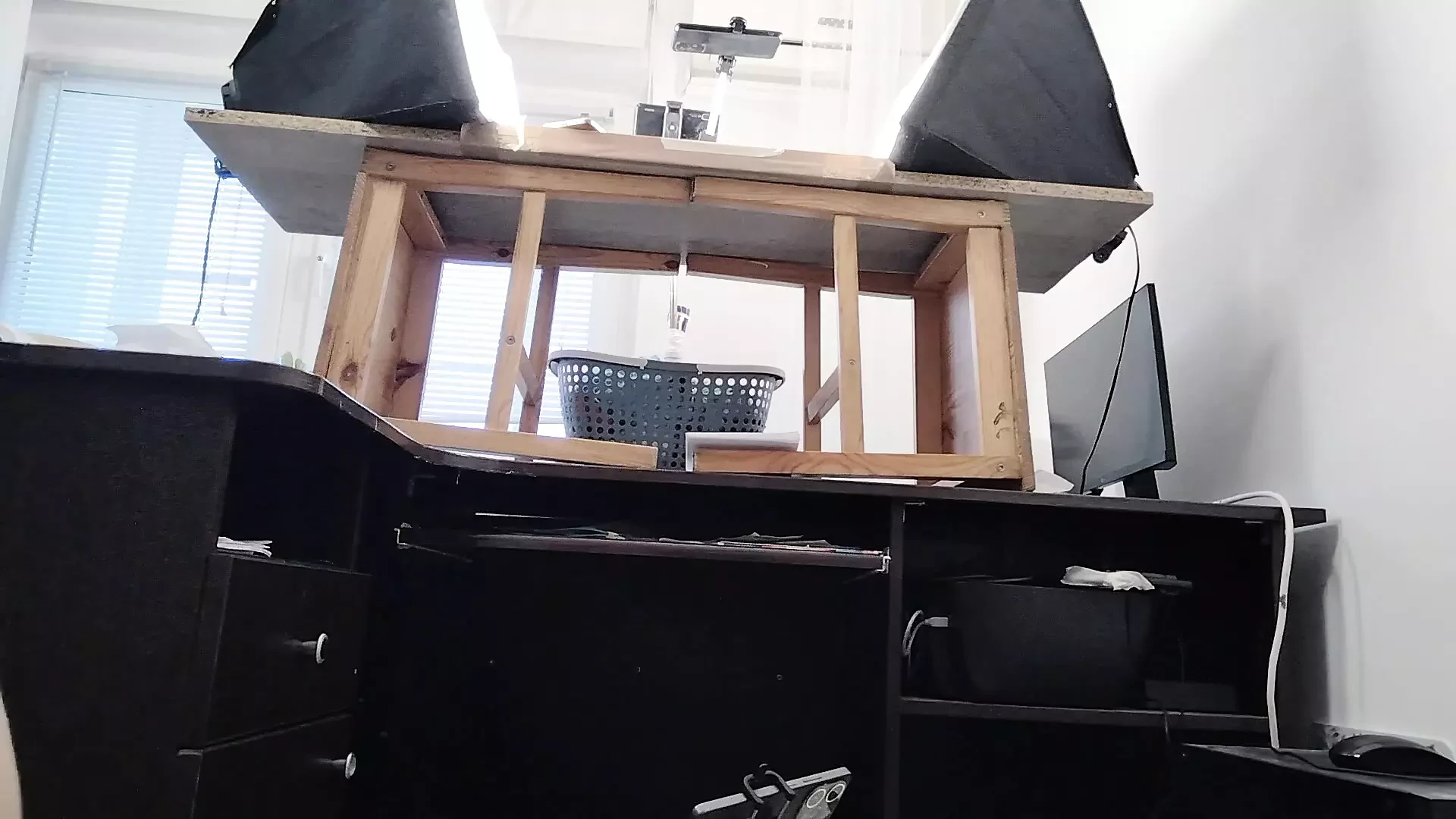 Une femme sexy fait le ménage à poil. Brune à la chatte poilue, gros cul, gros nichons. | xHamster