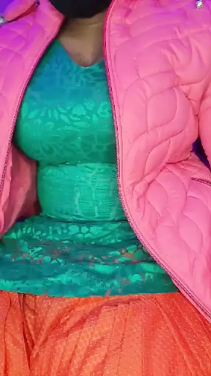 Une Bhabhi Desi Montre Ses Seins En Costume Salwar Robe En Satin Sexy