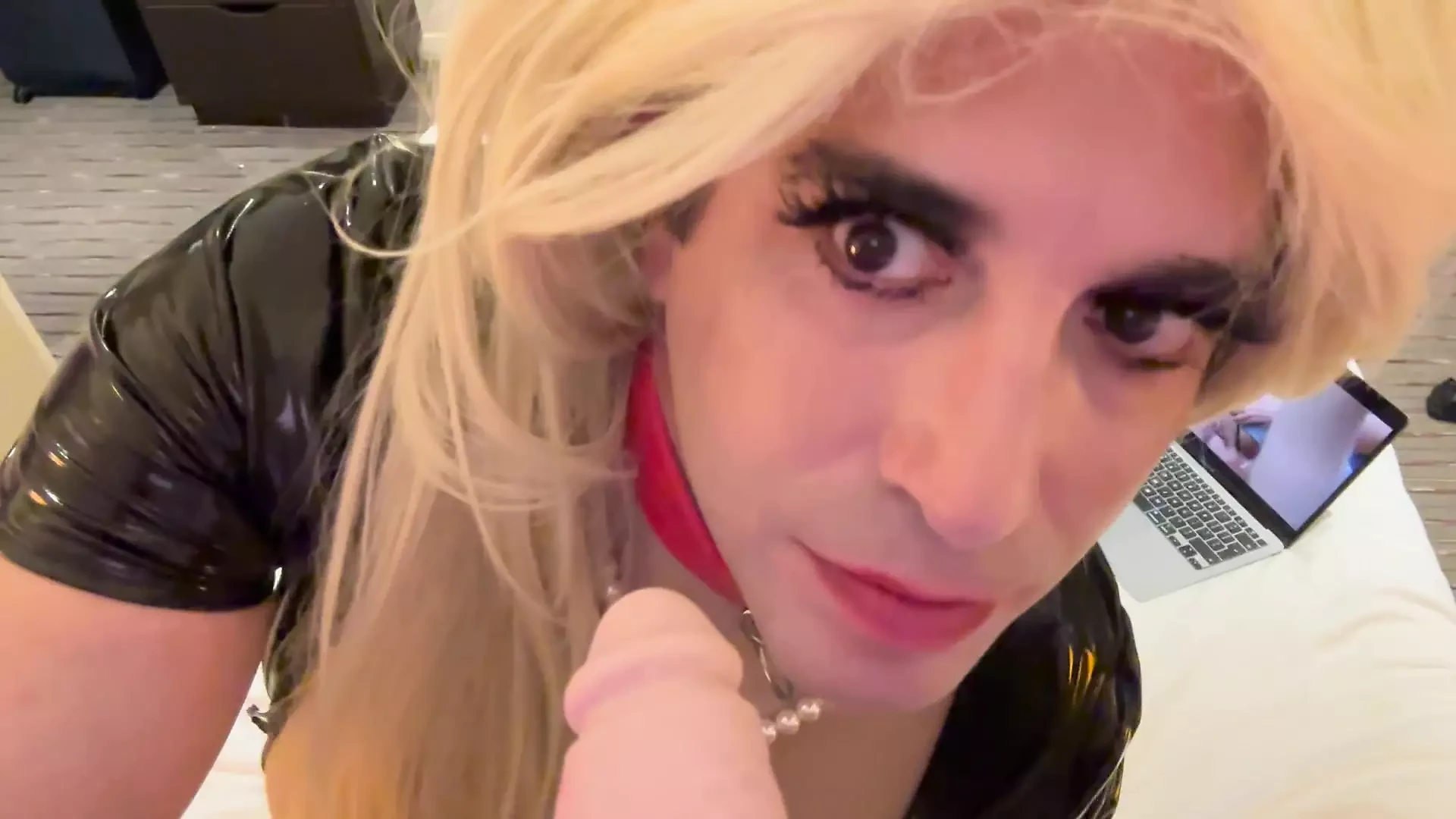 Hotel Sissy Jeri Lee Practising Her Cock Sucking Skills While Wishing it was Your Cock in Her ...