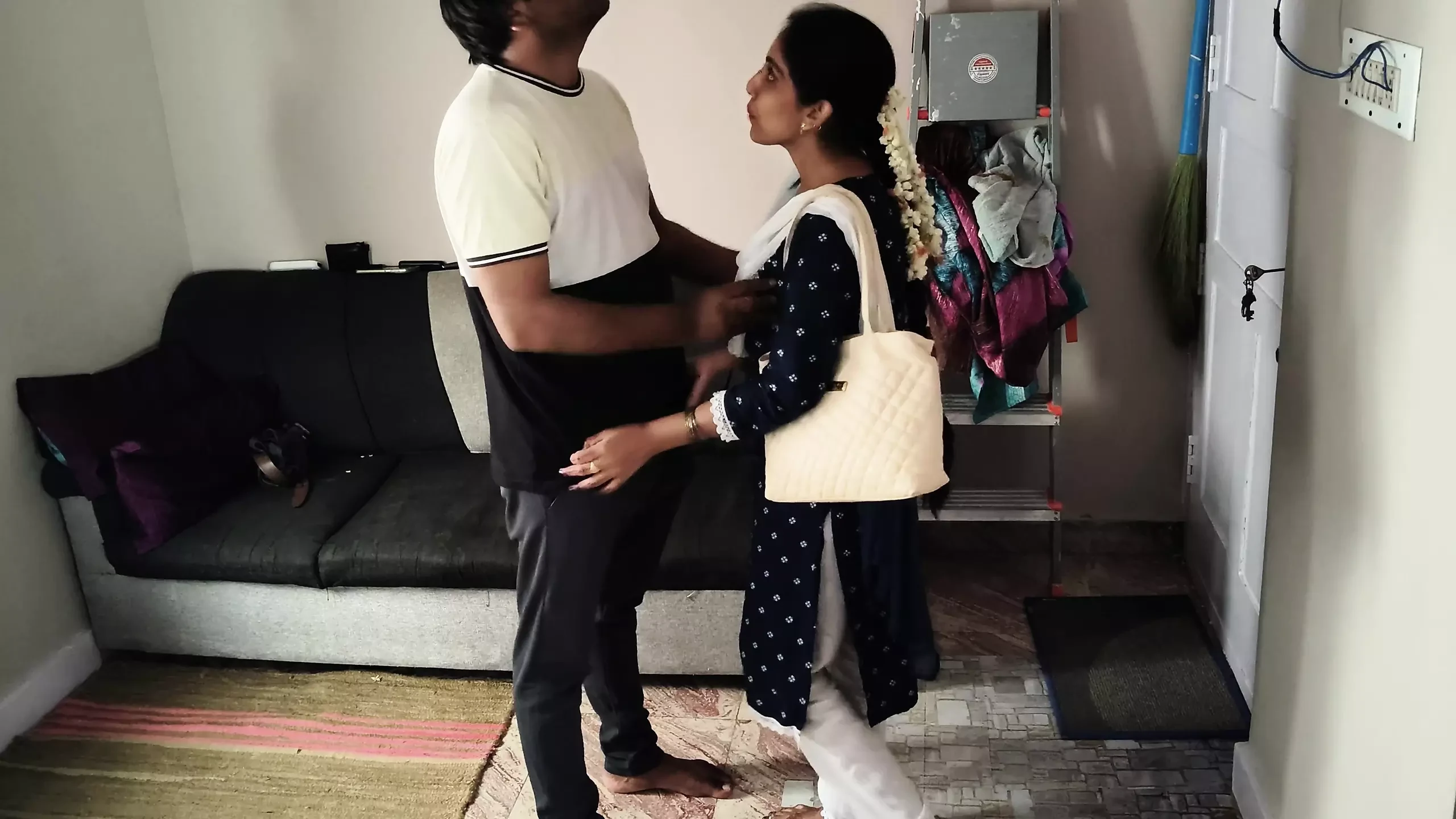 Une villageoise indienne se fait baiser pour la première fois | xHamster