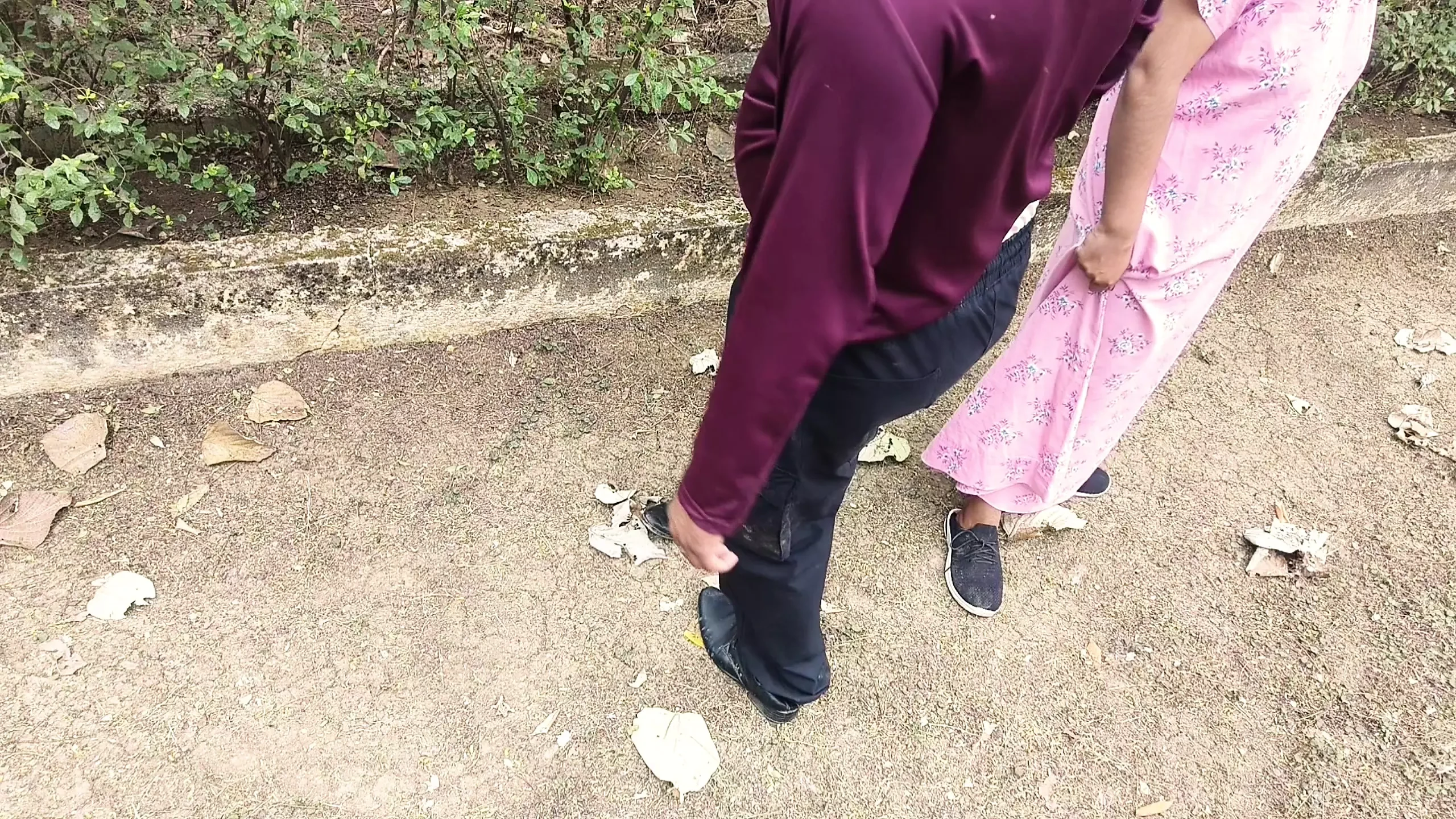 Une Indienne se fait baiser dans la jungle par son copain, vidéo de sexe sexy dans un village ...