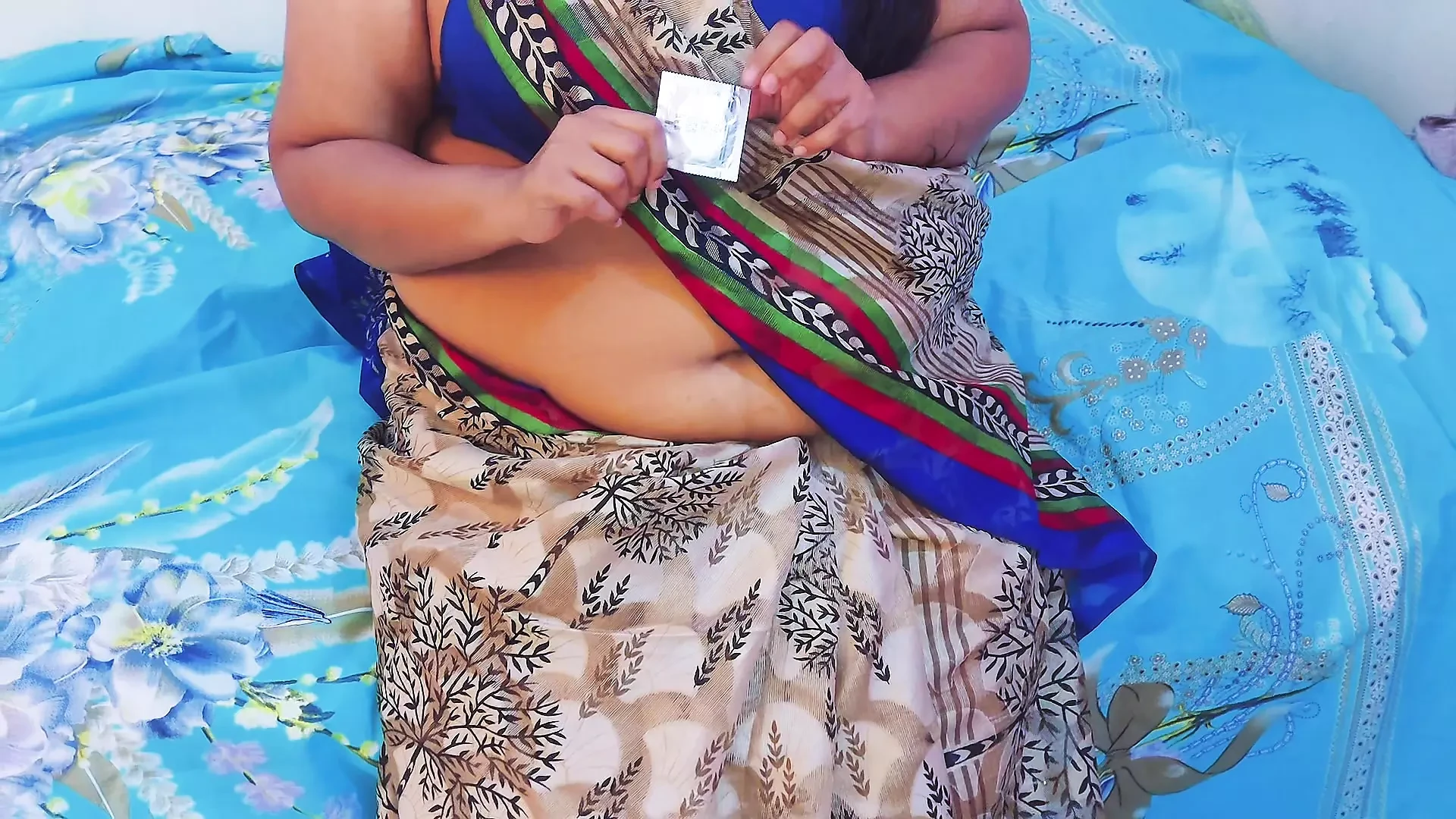 Moti Gand Vali Hot Aunty Go To Hotel For Sex A Stranger Guy Enter Her Hotel Room And She Give