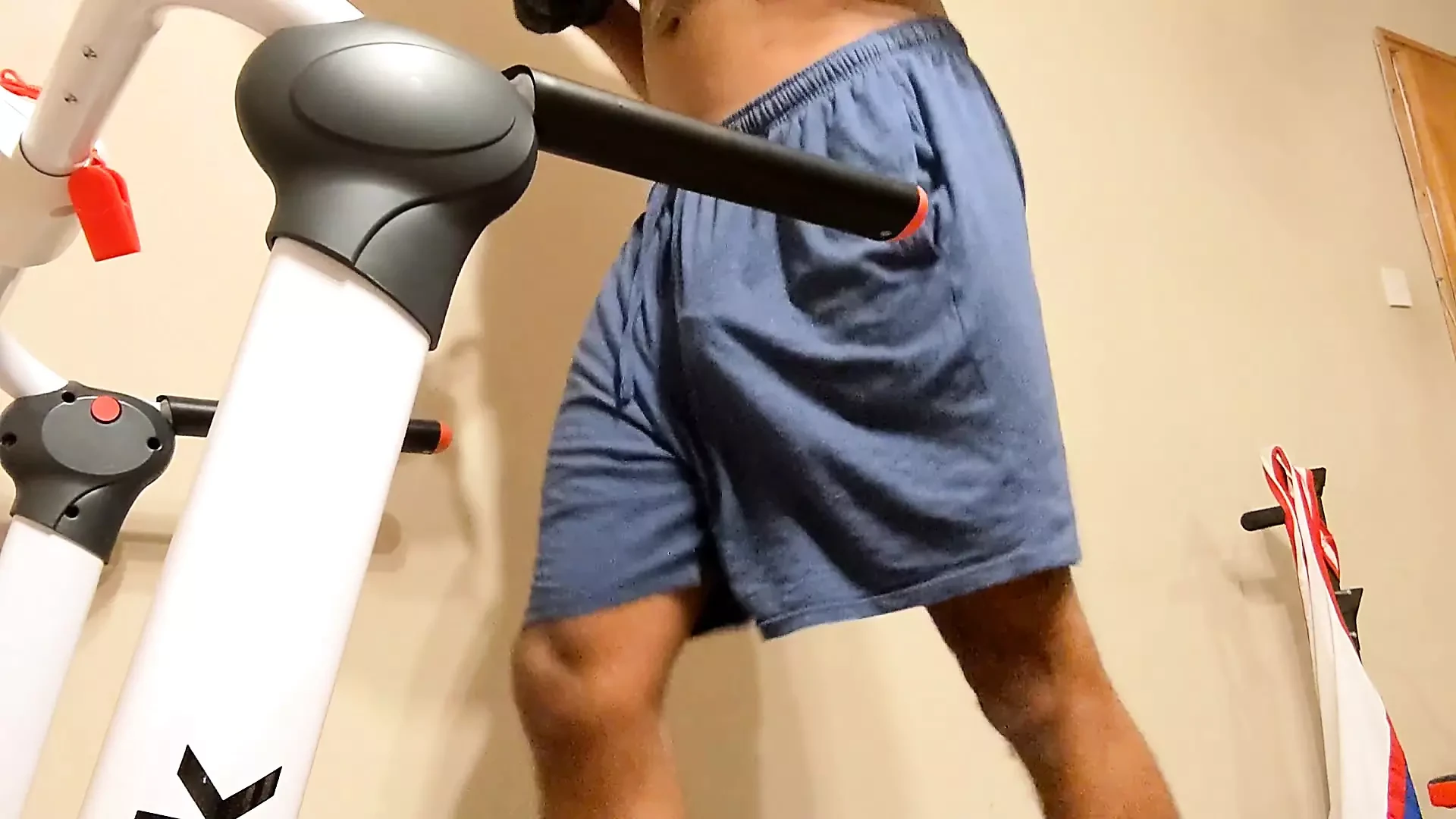 Bulto en corriente de pantalones cortos apretados | xHamster
