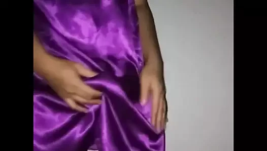 Masturbieren mit lila Spandex-Langkleid | xHamster