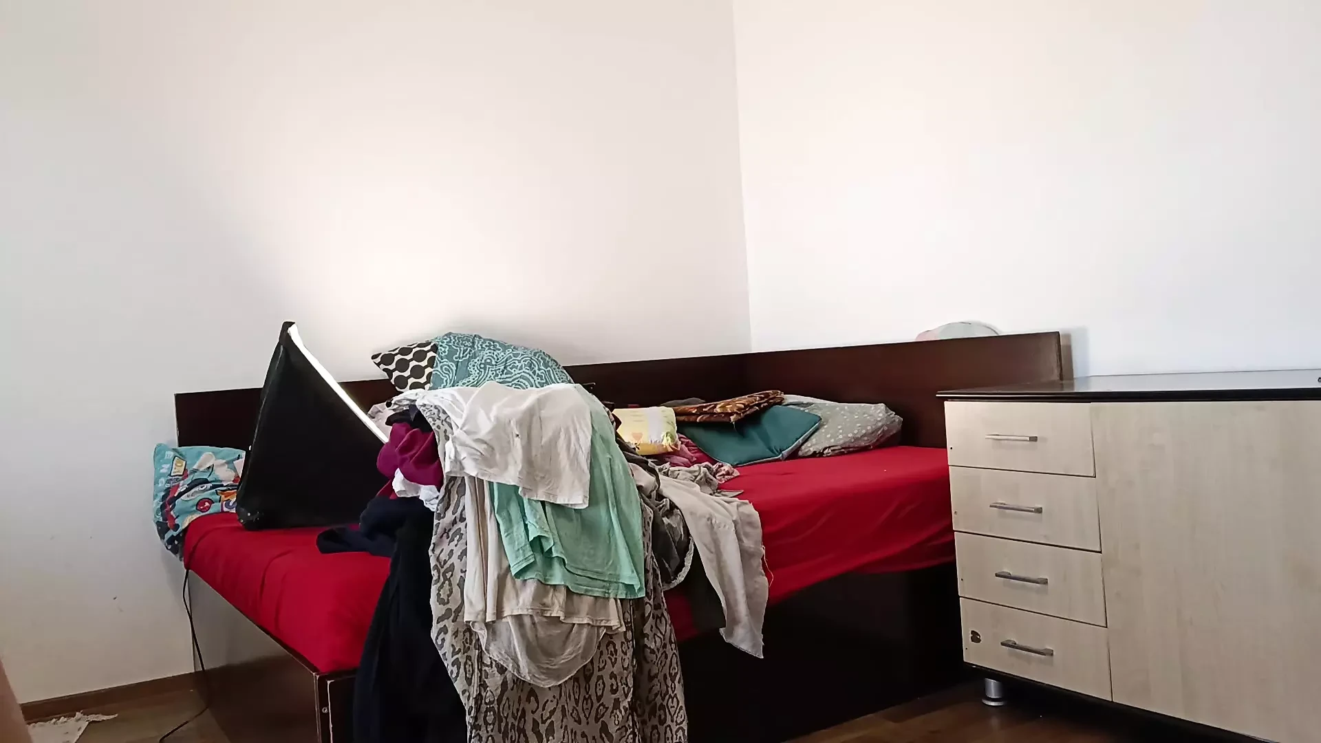 Une femme sexy fait le ménage à poil. Brune à la chatte poilue, gros cul, gros nichons. Une ...