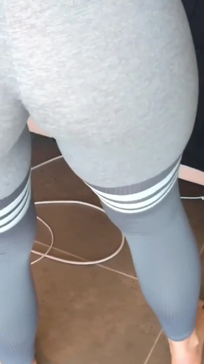 Jadore La Sensation De Sperme Chaud Dans Mon Pantalon De Yoga Mais