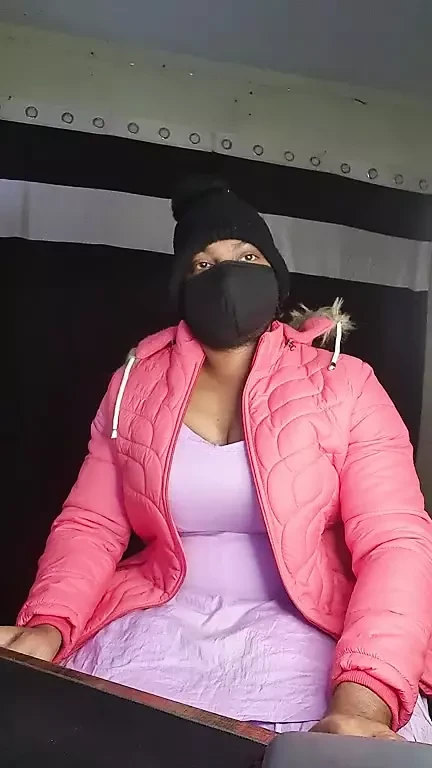 Une bhabhi desi montre ses seins en costume salwar, robe en satin sexy Sil, bhabhi à gros ...